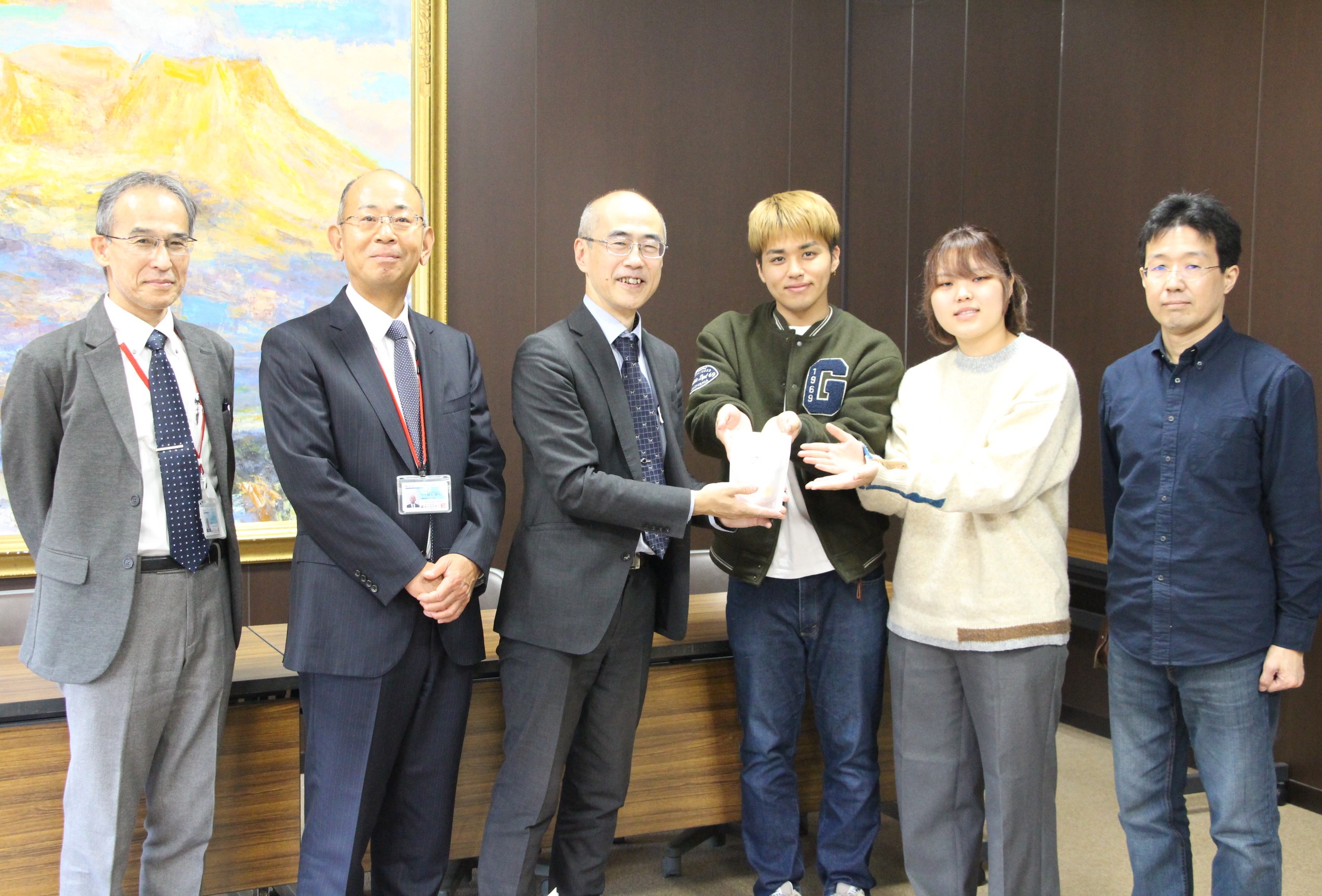 経営学科・中西ゼミ開発のソフトクッキー「シェアポップ」を学長にプレゼント｜経済学部｜IUK NEWS｜鹿児島国際大学