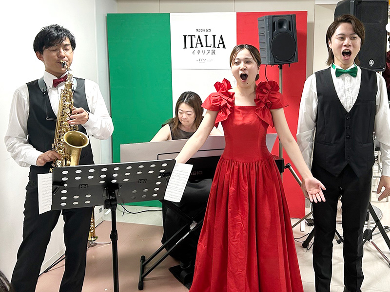 山形屋のイベント「イタリア展」で音楽学科学生が演奏を披露しました｜音楽｜IUK NEWS｜鹿児島国際大学