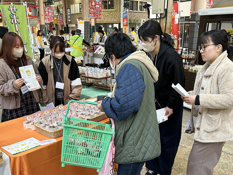 経営学科・中西ゼミが「WAQ×WAQ SQUARE」に出店し、同ゼミ開発商品「なごみのほのぼーろ」を販売｜経済学部｜IUK NEWS｜鹿児島国際大学